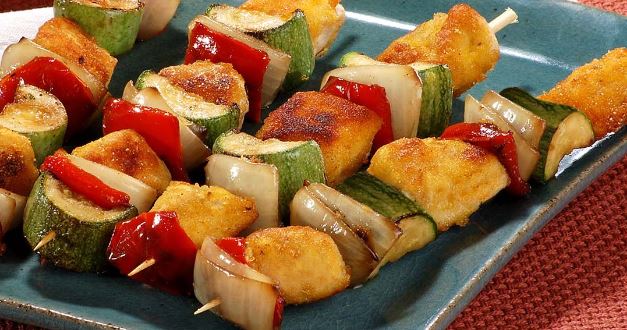 Receita de Espeto de legumes e frango - Quero Receita
